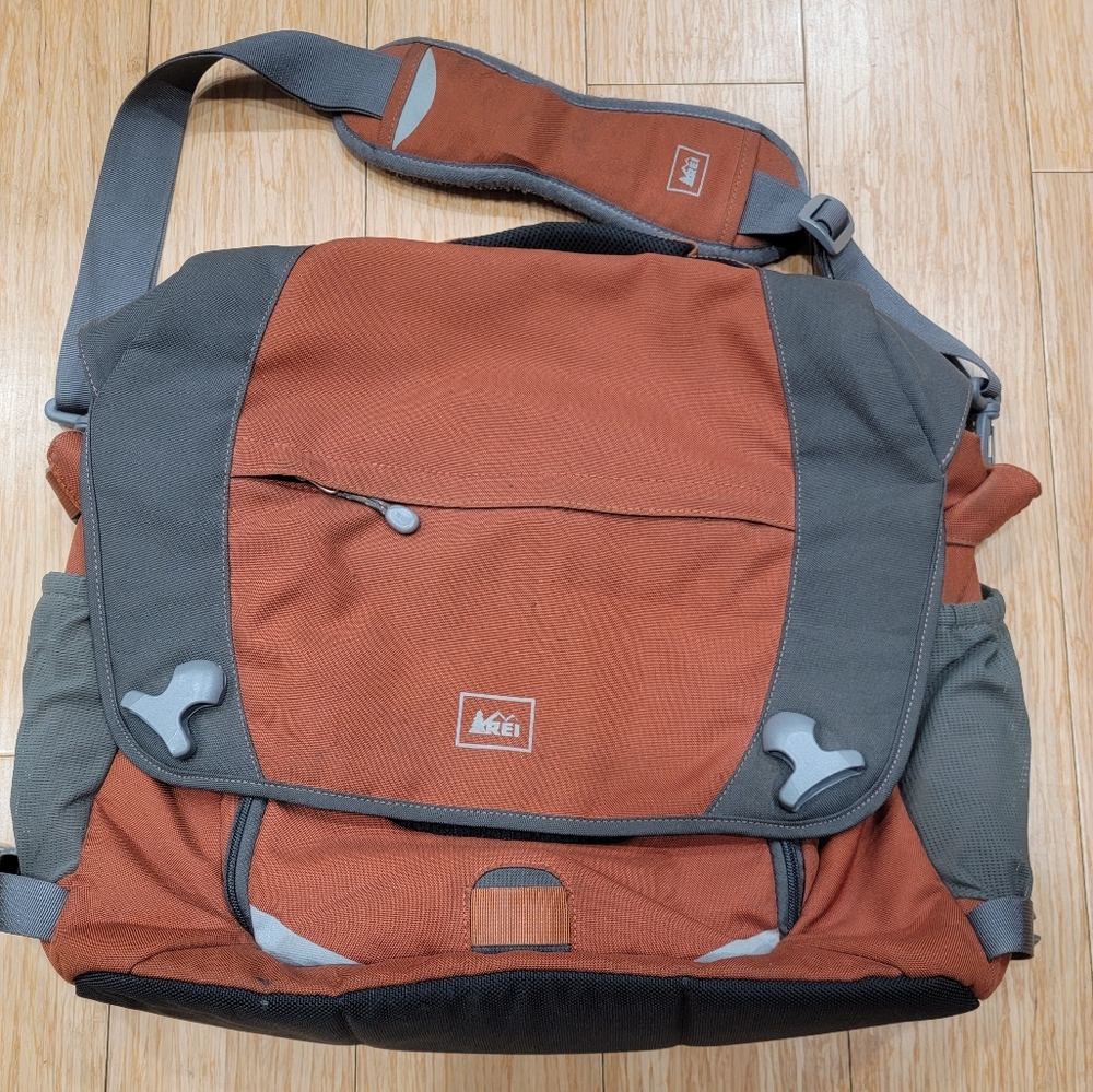 Rei Co-Op Quantum Messenger Bag Orange And Gray - Gem